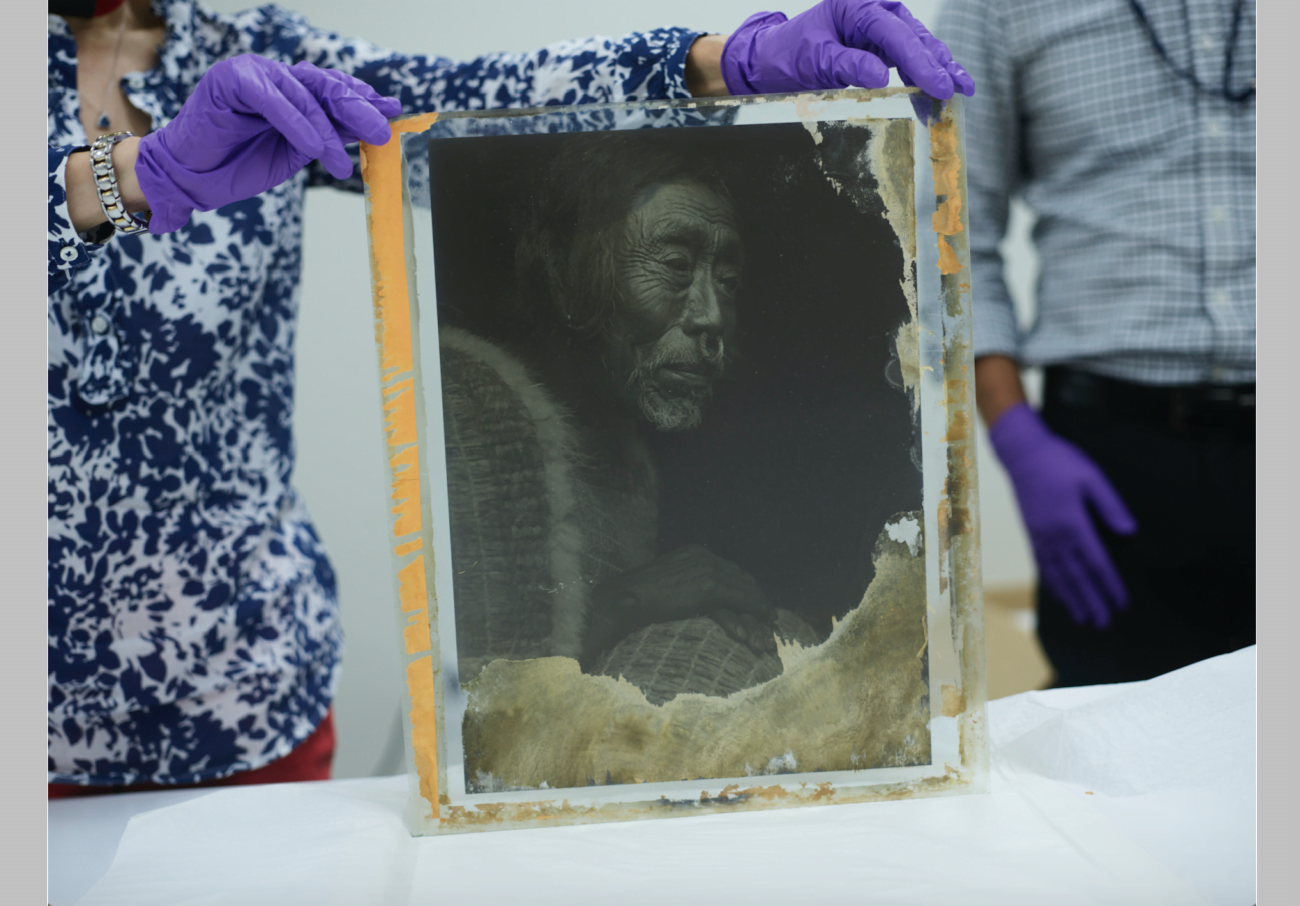 Plăci fotografice rare realizate de Edward S. Curtis, donate colecției ...