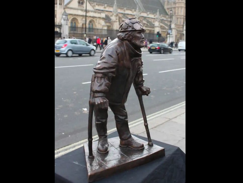 Statuia militantului care a schimbat cursul istoriei protestelor în ...