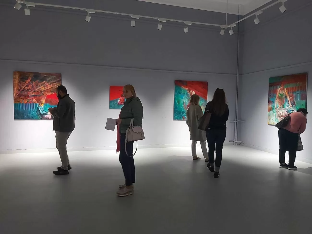 Roșu și verde, în ciclul de picturi „Sunny Day at Hanging Rock” semnate ...